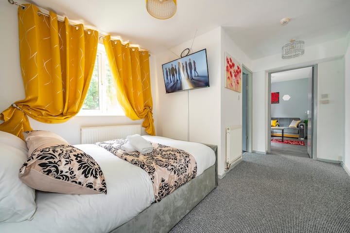 Stylish Home With Garden In West Yorkshire - Leeds