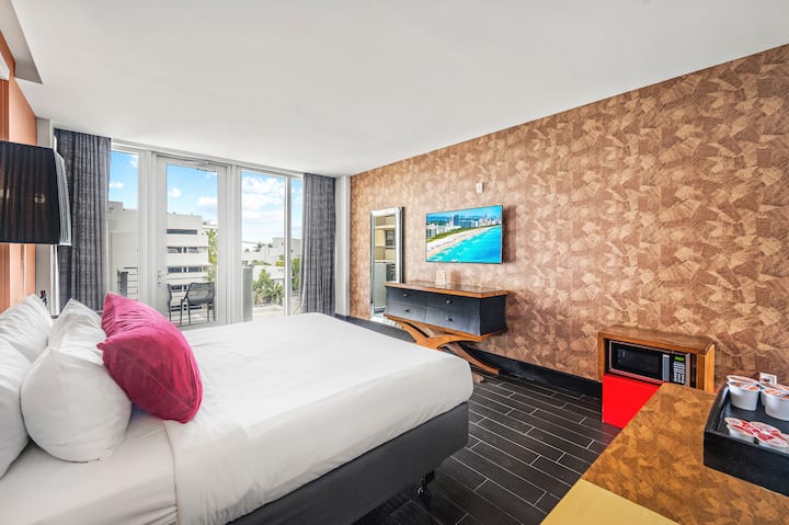 King Suite With Balcony Ada (Handicap Accessible) - Miami Beach, FL