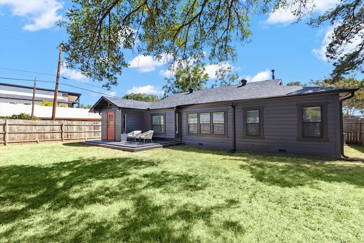Cozy Bungalow Near Downtown & Stadiums! - Arlington, TX