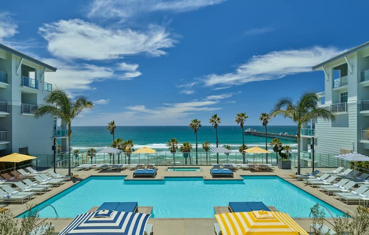 Chic City View King In Oceanside - Oceanside, CA