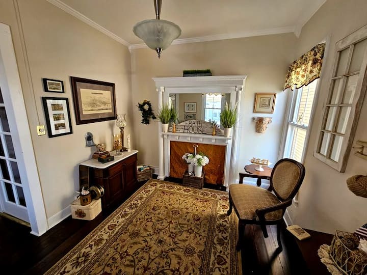 Bath Avenue - Room 2 - Ocean Grove, NJ