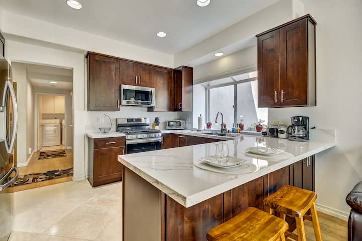 Spacious + Modern! Pool, Tennis Near Golf + More! - Tustin, CA