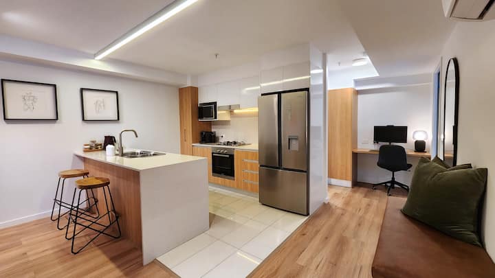 Luxurious Portside Apartment W/ Car Park & Balcony - Ascot