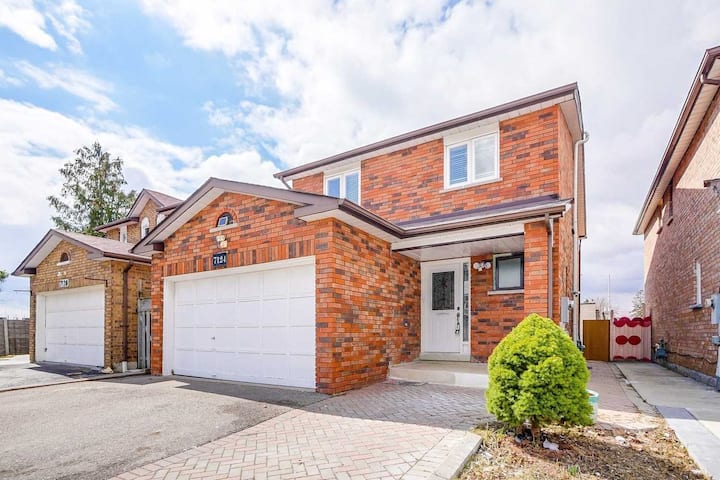 Spacious 4-bedroom House - Brampton