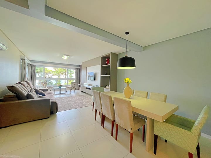 Espaçoso Apto No Centro De Gramado - グラマド