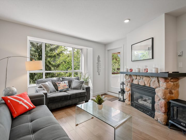 Two Bed Condo In Whistler Village L Sleeps 6 - Whistler