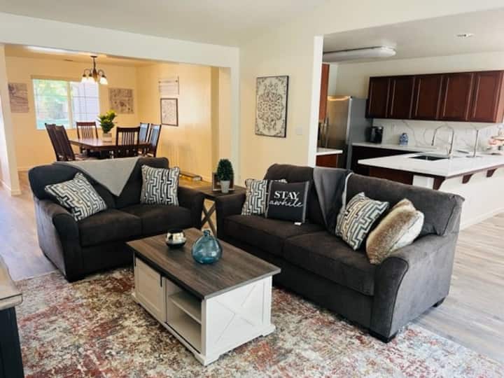 Cozy Hampton Retreat ! - Lemoore, CA
