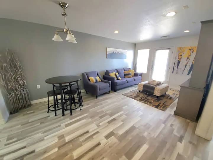 Entire 2 Bdrm 1 Ba Denver Condominium Yellow Condo - Denver, CO