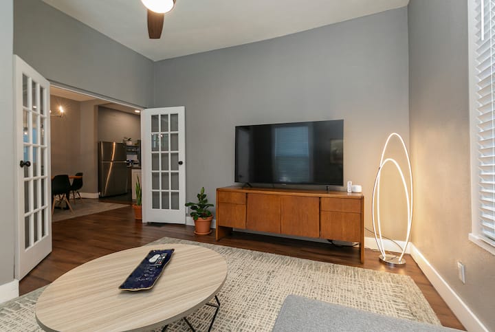 Modern/downtown/outdoor Living Space/clean - Fellows Lake, MO