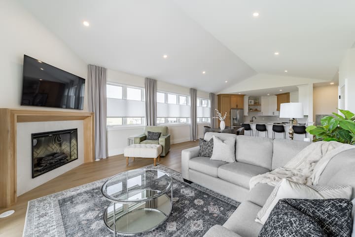 East Regina Executive Suite Backing Nature Reserve - Regina