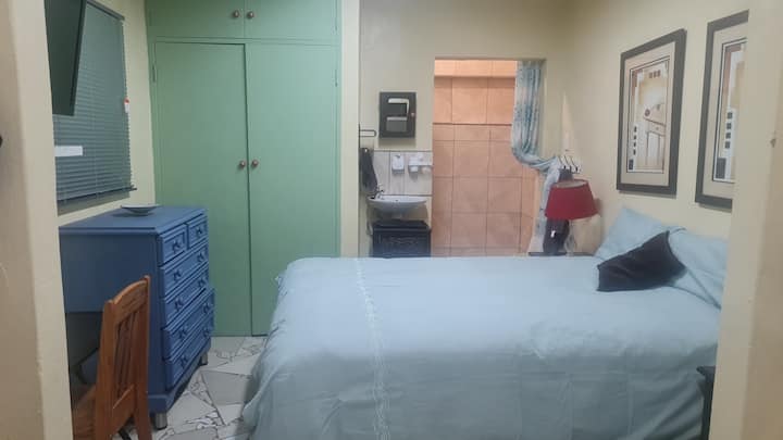 Furnished Batchelors Unit - Middelburg