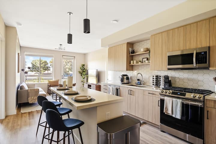 Luxury 2b2b In Central Oc | Fast Wi-fi, Gym, Pool - Costa Mesa, CA