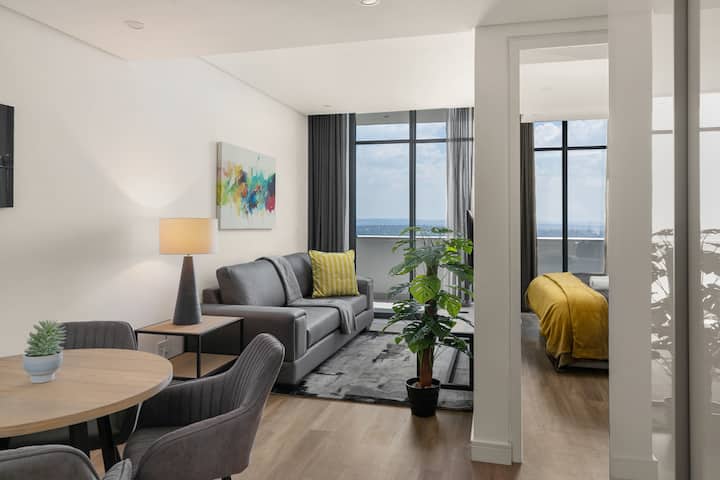 Chic Corporate Comfort Zone | Balcony, Pool & Gym - Sandton