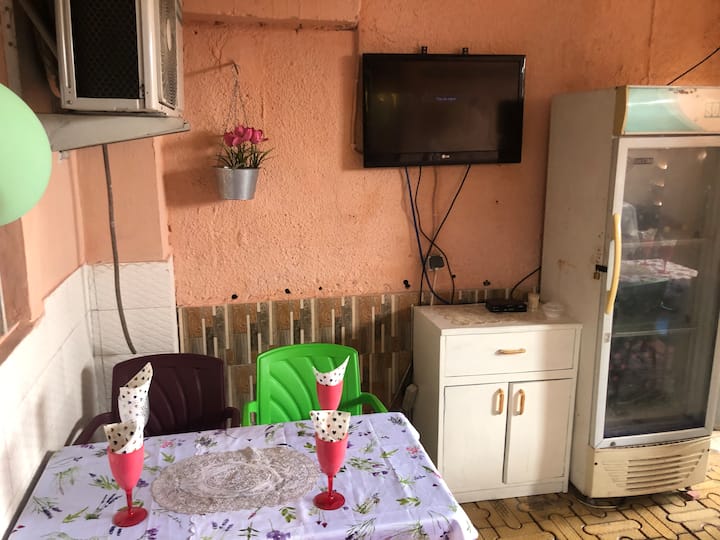 Chambre N°4 Climatisé Simple Wifi à Matonge Irebu - Kinshasa
