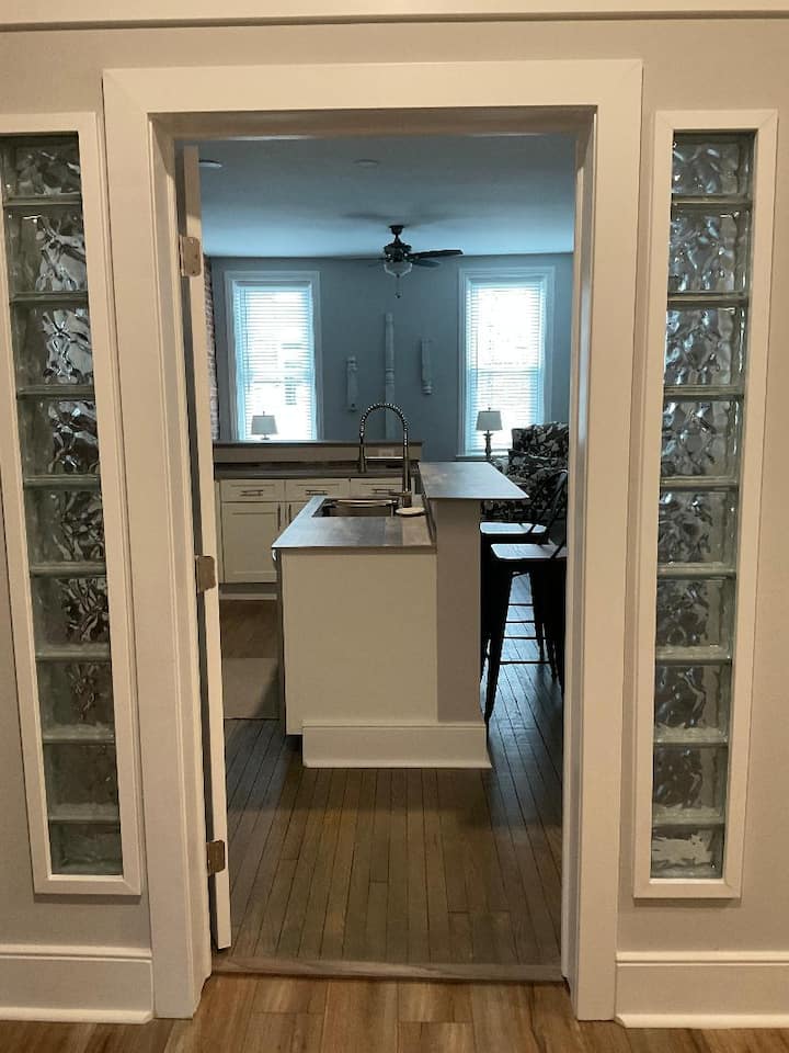 Downtown Large Modern Apartment - Bedford, PA