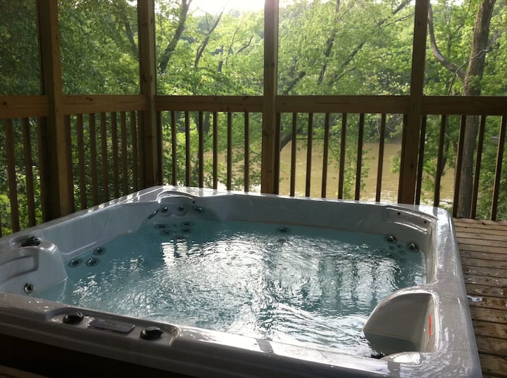 Room With Hot Tub In Chill House - Iowa City, IA