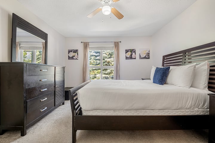 Alpine Retreat | Pool | Hot Tub | Affordable - Radium Hot Springs