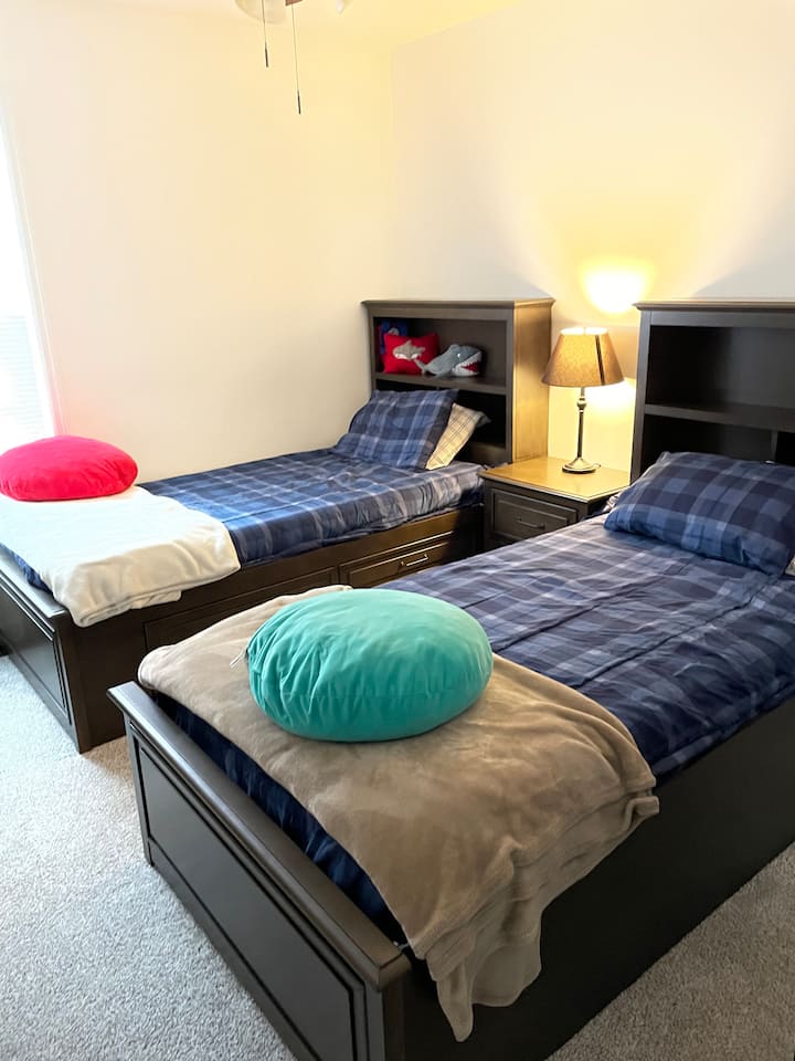 Family Friendly Raised Ranch - Glens Falls, NY