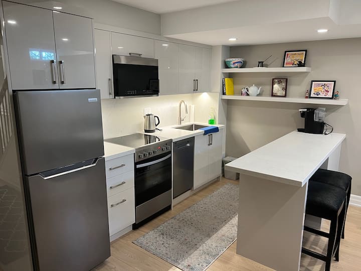 Modern 1br Suite W/ Parking - Bradford, ON, Canada