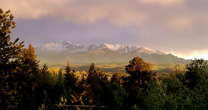 Purple Mountain Chalet, Views, Hot Tub, Game Room - Woodland Park, CO