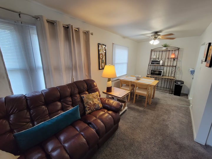 Classic Brick Apt In Great Neighborhood. 2bdr/1ba - Champaign, IL