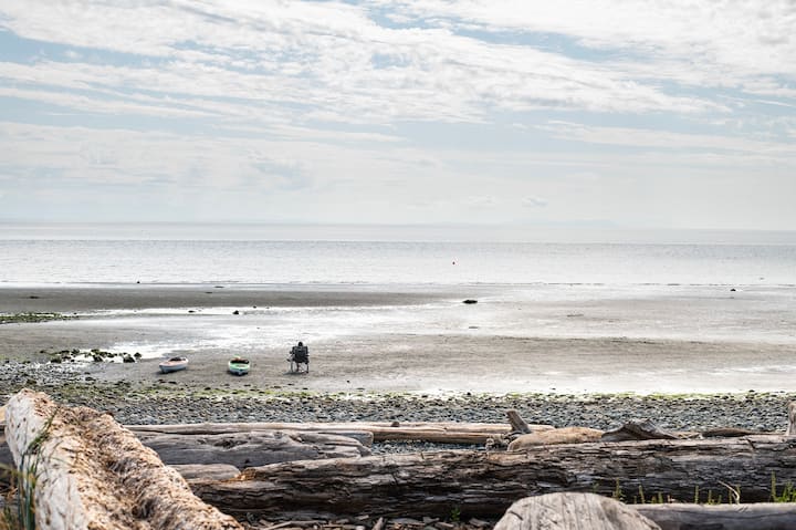 Beachfront | Sandy Shore, 7 Bed W King & Bbq - Canada