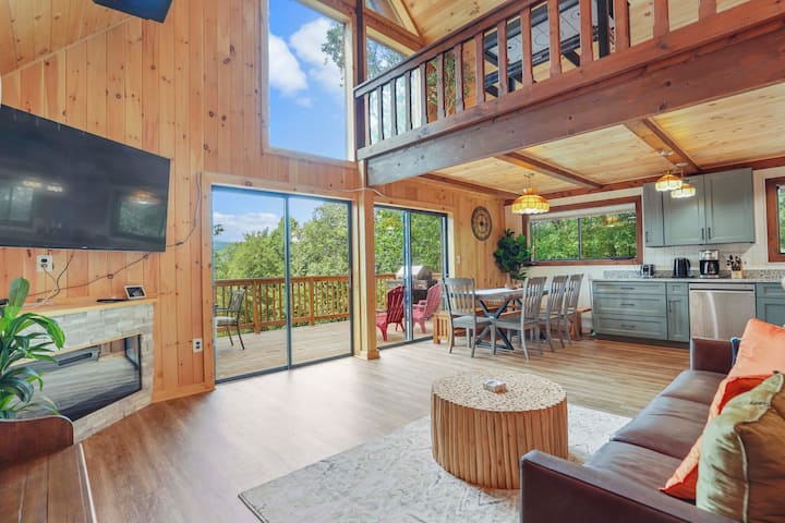 A-frame -Sauna, Jacuzzi, Sleeps 8, Games, King Bed - Shenandoah National Park