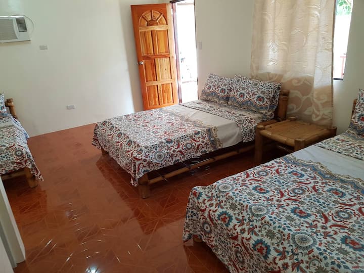 Couple Room D (1 Queen Bed-p3,500.00/night) - リアン