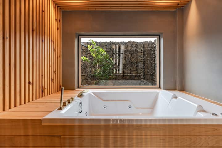 G#1애월 해안도로 전면 오션뷰 수영장 스파  노을뷰 제주 감성 숙소 [르빌리지애월] - Jeju