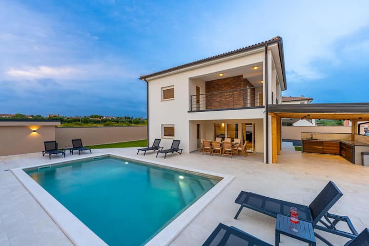 Villa Dvor With Heated Pool - Bale