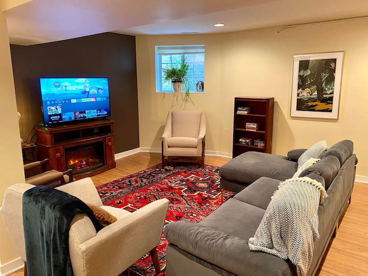 Cozy Rogers Park 2 Bedroom Flat - Evanston, IL