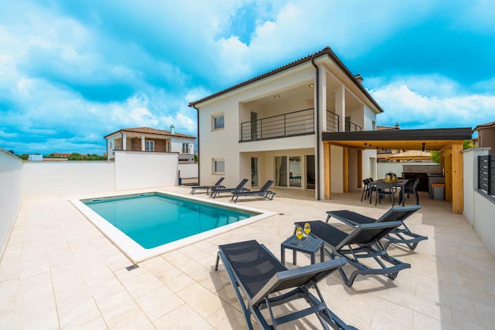 Villa D&j With Heated Pool - Peroj