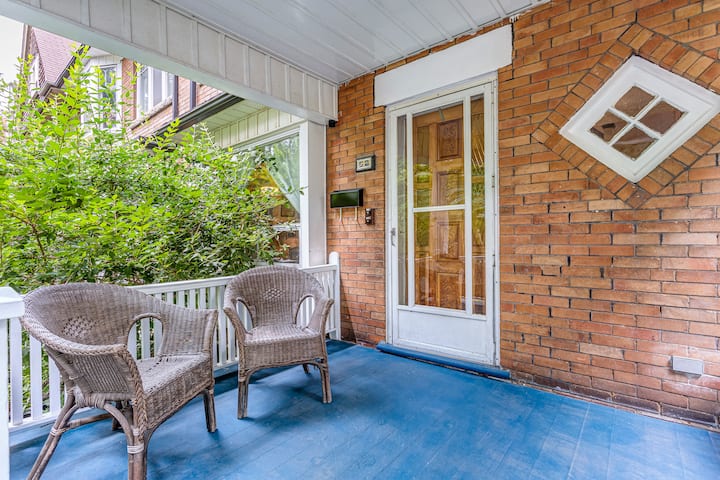 3 Floor Apt. In House. Tree-lined St. Great Area! - Toronto