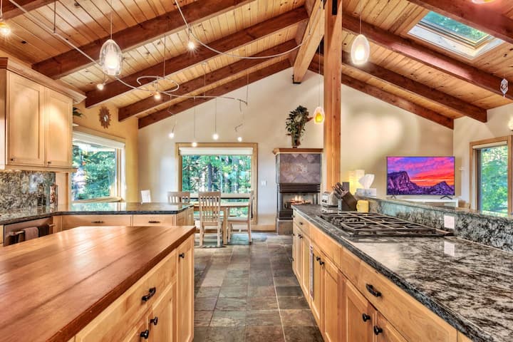 Air Conditioning, Game Room, Hot Tub, Large Home - South Lake Tahoe, CA