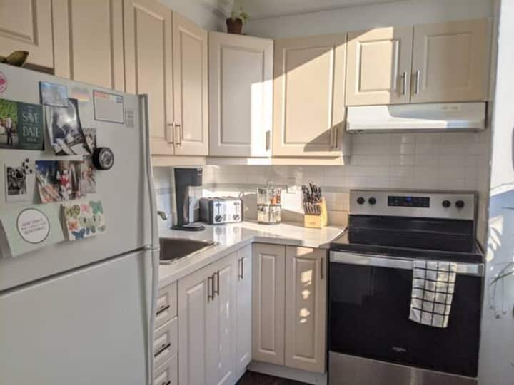 Bright & Hip Unit In Leslieville - Toronto