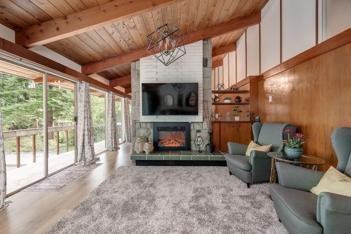 Luxury Villa In Scenic Hope
(First Floor) - Hope