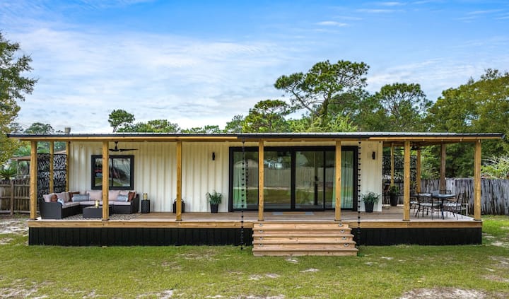 "Glamtainer" - Navarre, FL