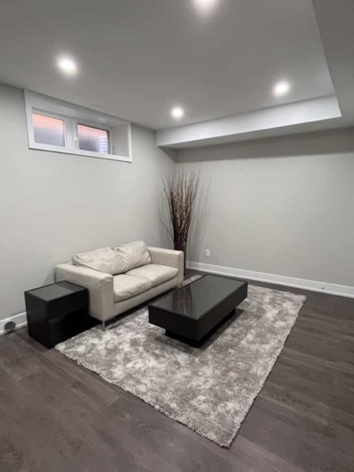 Contemporary Studio In East York - Toronto