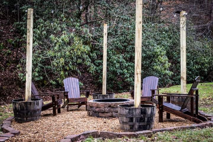 Romantic Escape: Hot Tub & Creek! Near Pf Parkway - Townsend, TN
