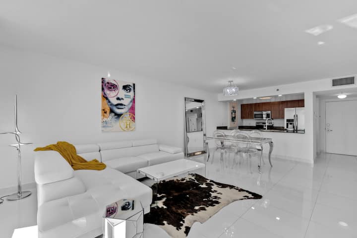 Modern Sky Residence With Ocean And City Views - Miami, FL