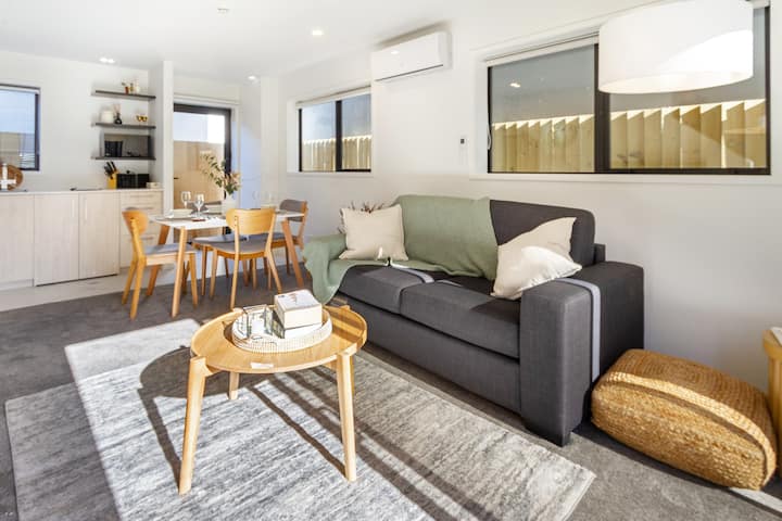 Modern Townhouse Cashel Street 2 Bed 2 Bath - Christchurch