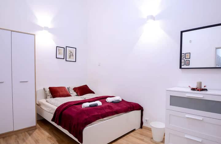 Andrássy Getaway In Spacious 3br & Private Balcony - Budapest