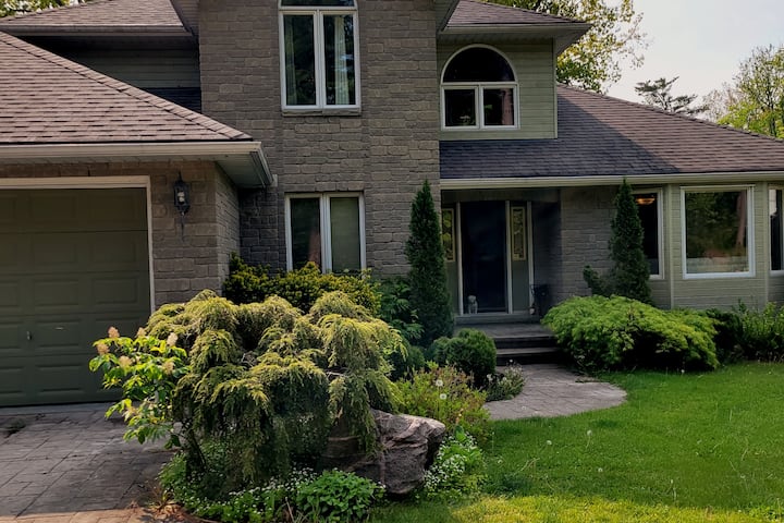 Spacious Riverfront Cottage In Grand Bend - Grand Bend