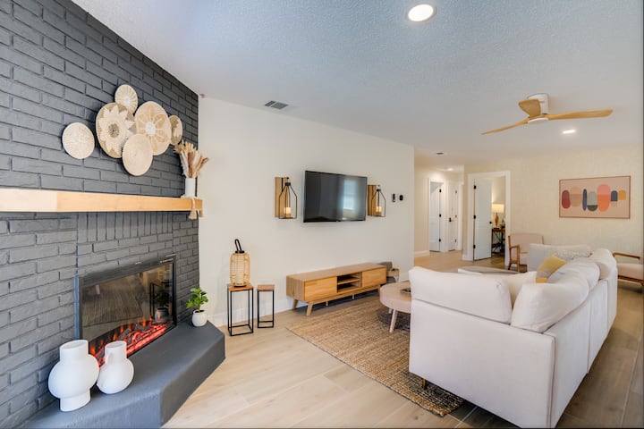 Luxury Clearwater Home • Heated Pool + Near Beach - Clearwater, FL