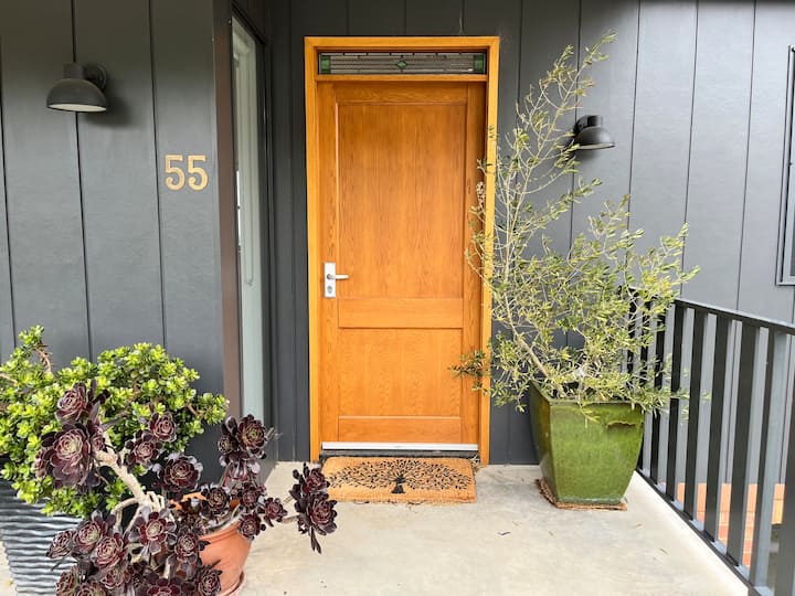 Clutter-free Executive Comfort - Parkes