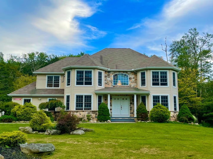 Pocono Mountain Manor: 7br Home! - Mount Pocono, PA