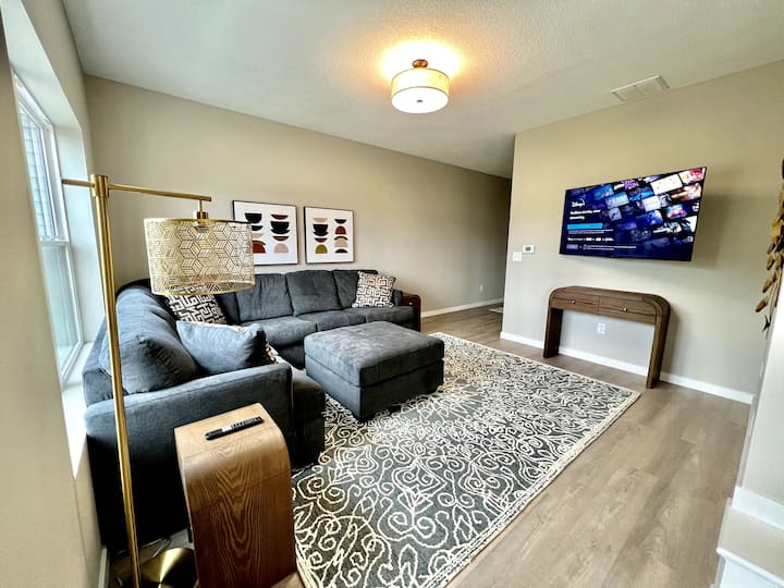 Central Cedar Falls Townhome - 3 King Beds! - Cedar Falls, IA