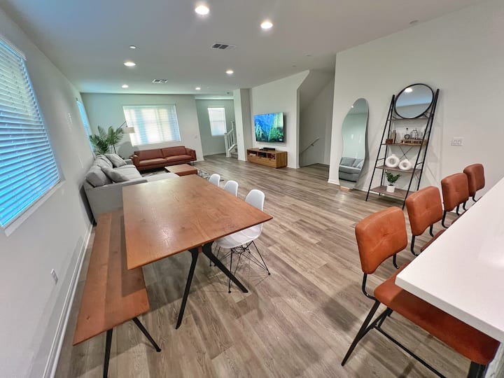 New Modern Home Near Disneyland! 4br 3.5ba - Irvine, CA
