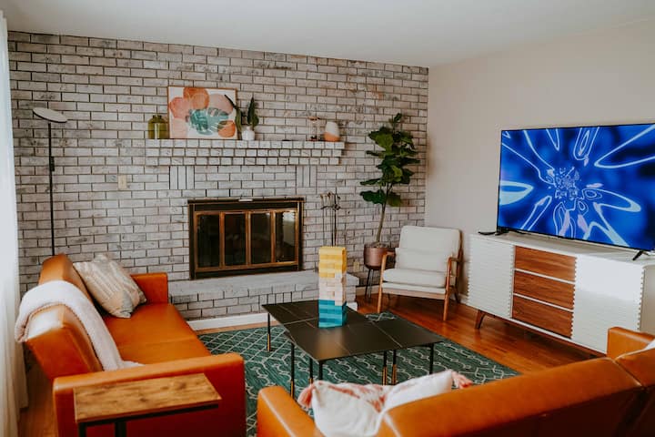 Stylish House + Gameroom Retreat - Reno, NV