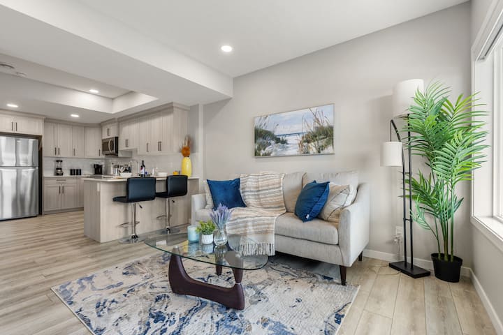 Brand New Luxury Walk-out Suite In Calgary - Alberta